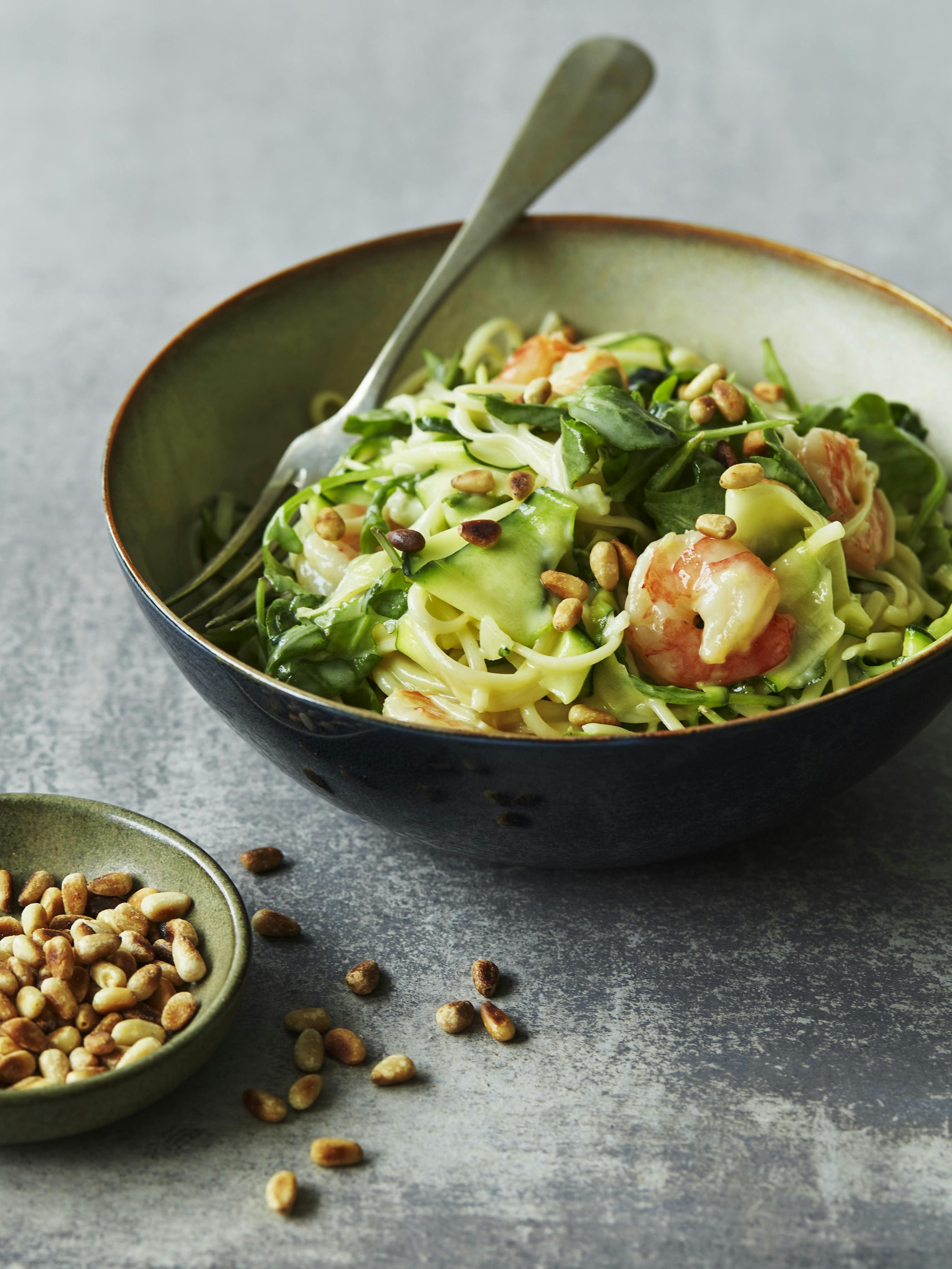 Spaghetti med tigerrejer, grønt og ostesauce | Ude og Hjemme
