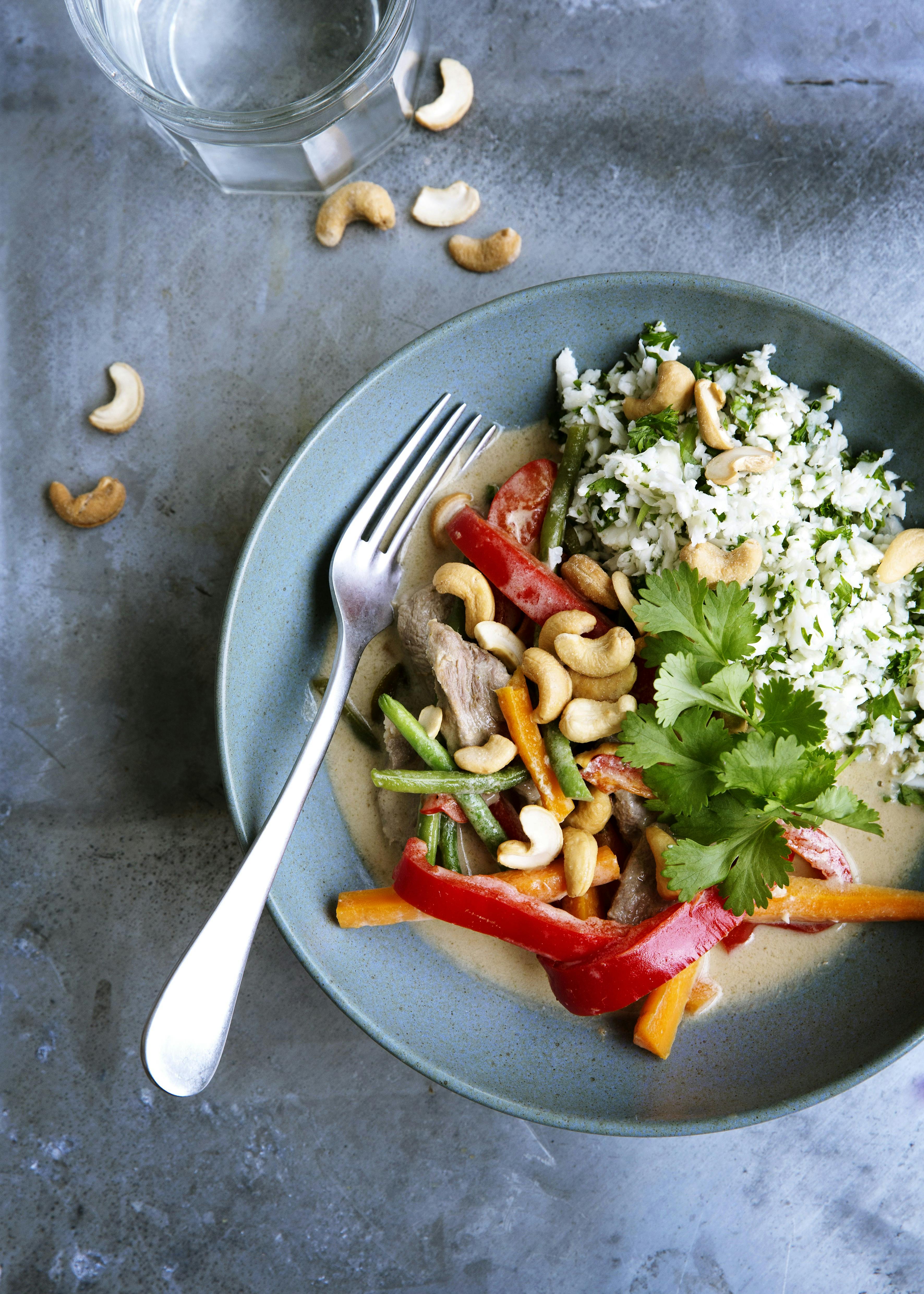 And i grøn karry med blomkålsris |Ude og Hjemme