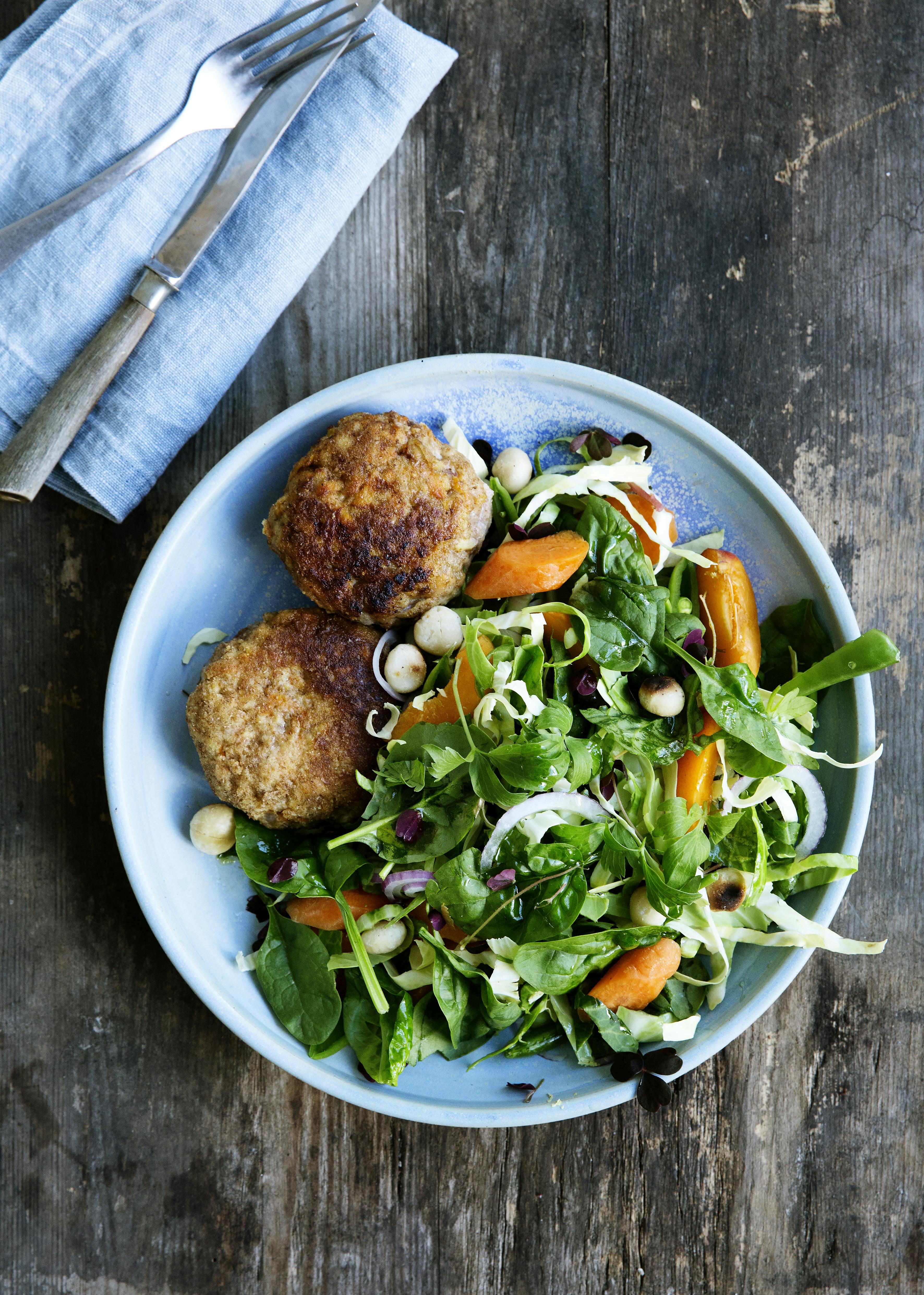 Krebinetter med spidskålssalat | Ude og Hjemme