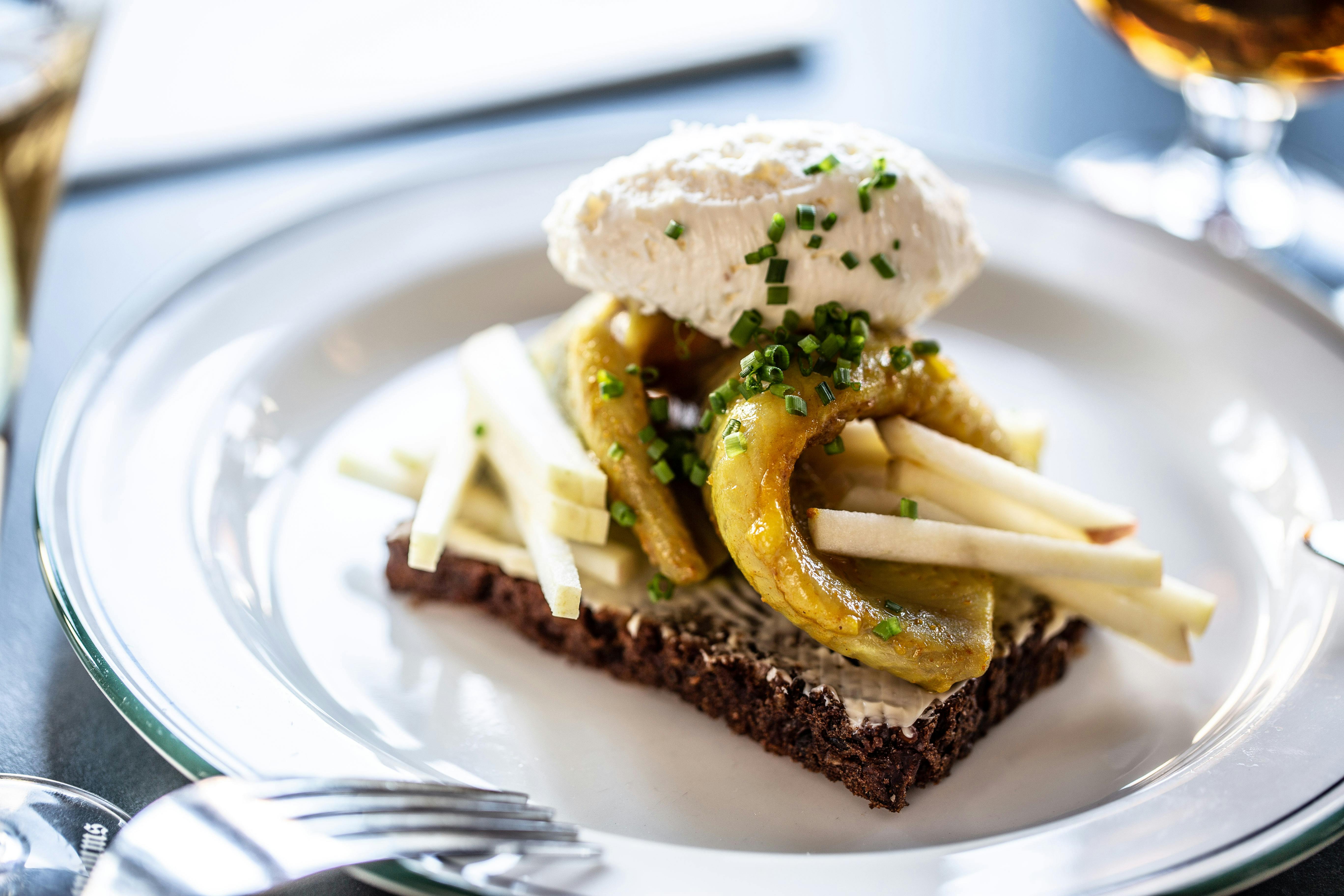 Færgecaféens karrysild med ingefær og hjemmelavet gastrolage | Ude og ...