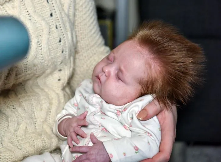 Baby med KÆMPE manke: Amelia elsker vind i håret | Ude og Hjemme