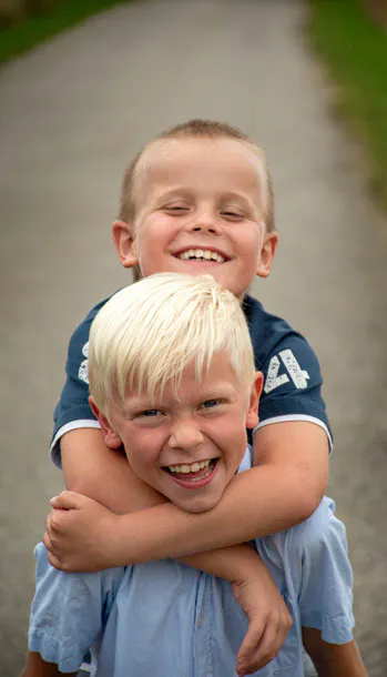 8-årige Matti og kræftramte Adam: Bedste venner | Ude og Hjemme