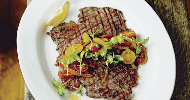 Jamie Olivers opskrift på lynbøf med tomatsalsa | Ude og Hjemme